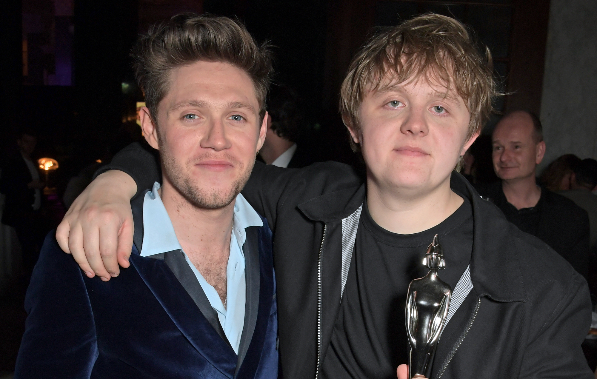 Mira cómo Niall Horan y Lewis Capaldi van juntos por las calles de ...