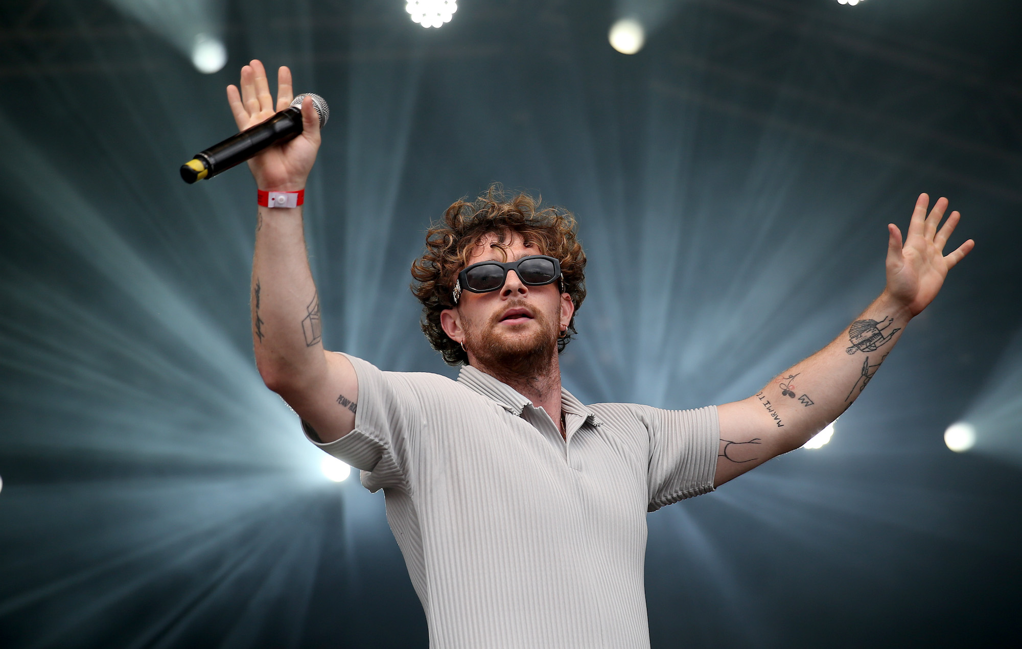 Tom Grennan, elogiado por sus esfuerzos para mantener bajos los precios ...