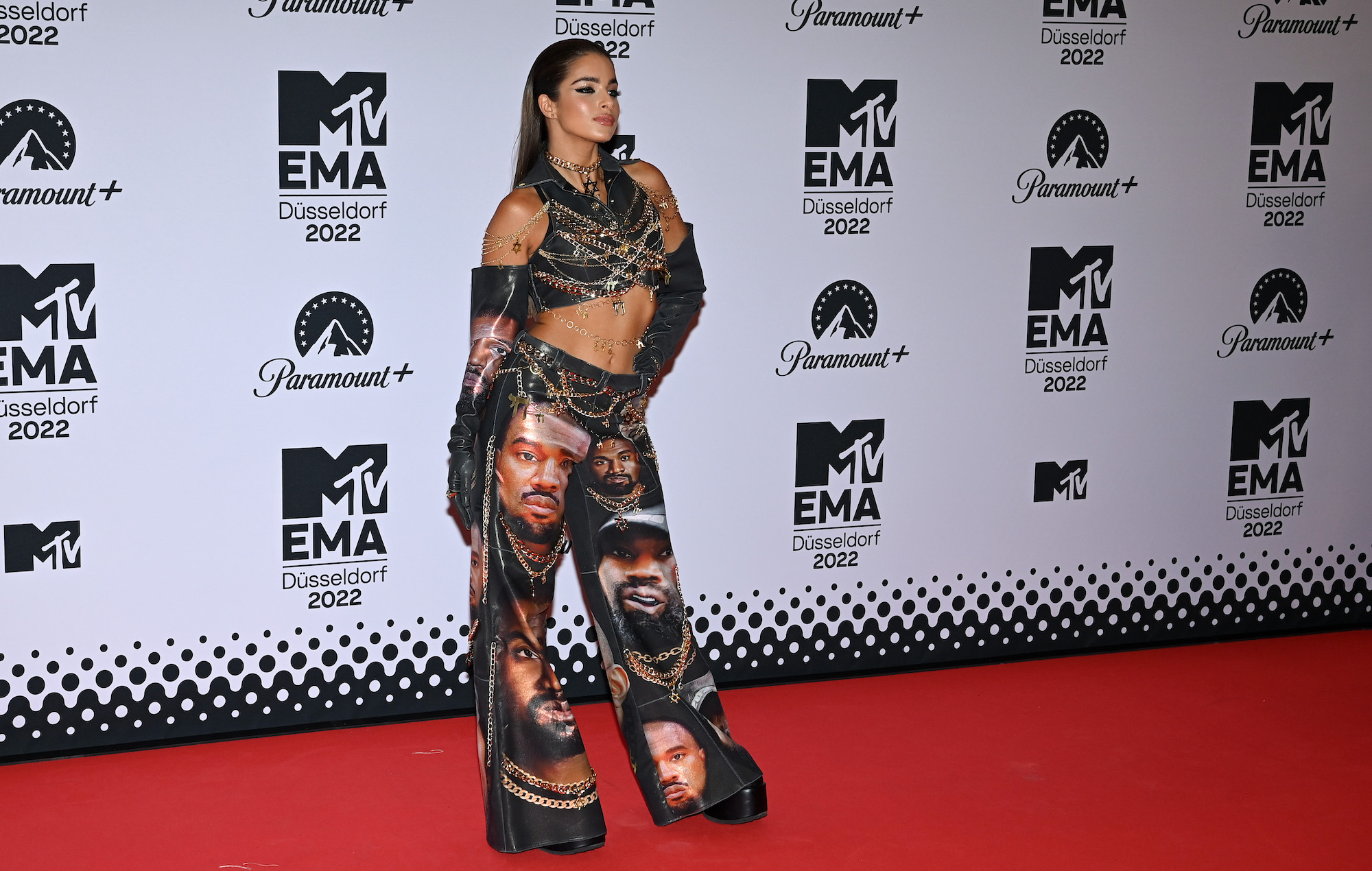 La estrella del pop israelí Noa Kirel se viste de Kanye West en los MTV ...