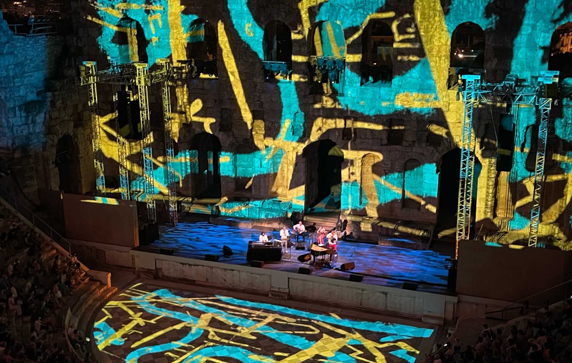 La película "Live At The Acropolis" de Brian Eno y Roger Eno llegará a ...