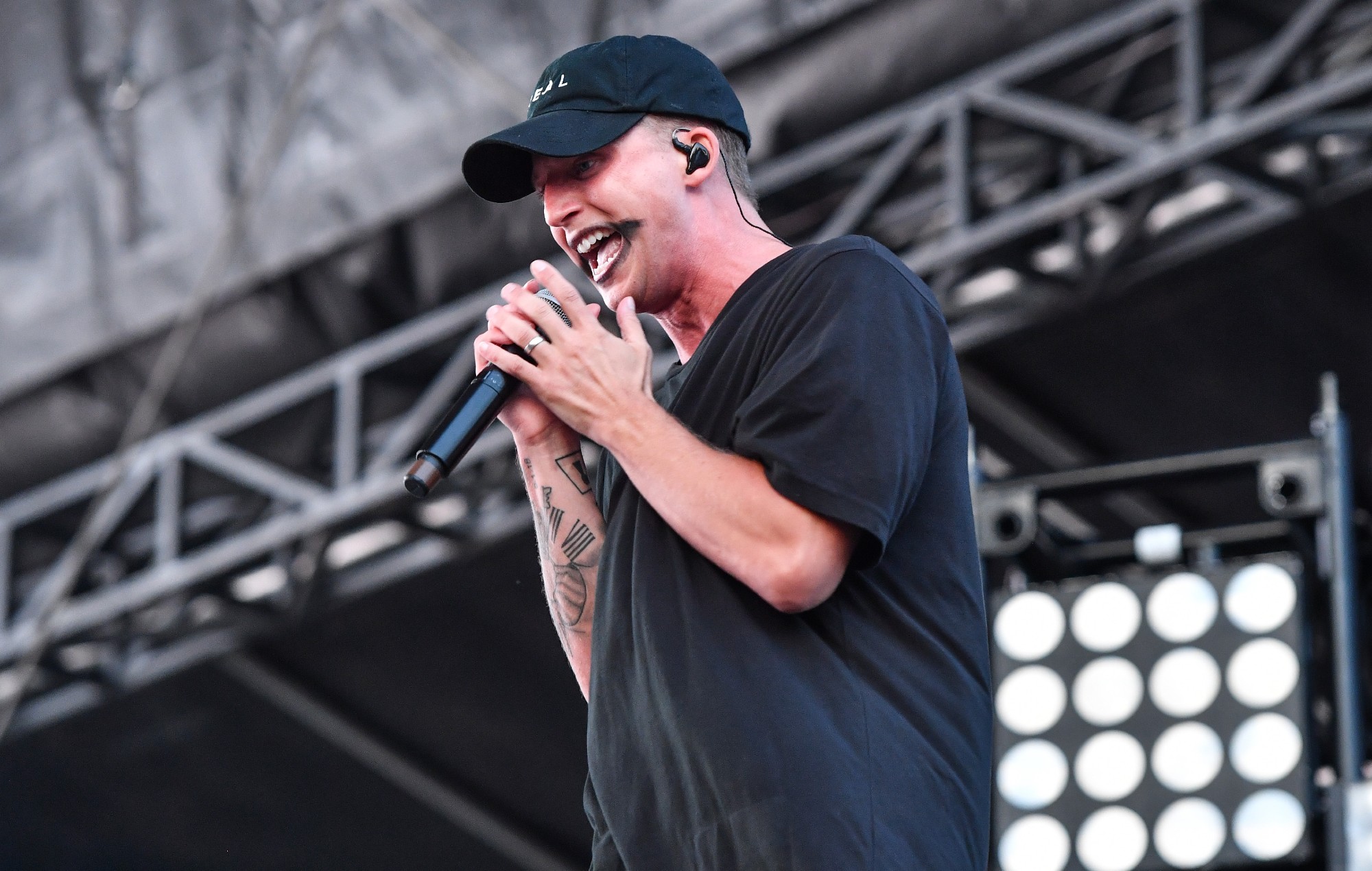 NF anuncia su nuevo álbum "HOPE" con el desafiante single "Motto". | Cultture
