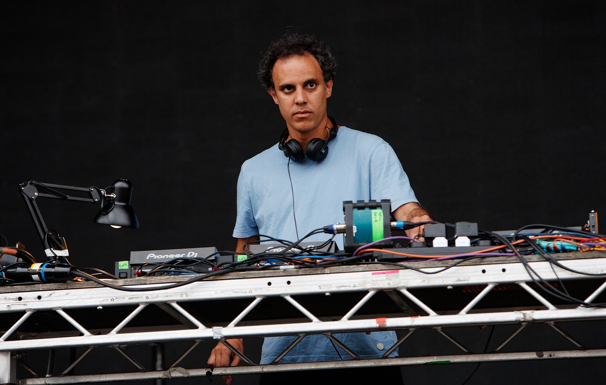 Escucha el nuevo tema sintetizado de Four Tet, 'Three Drums'. | Cultture