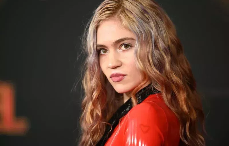 Grimes ejerce de DJ en un acto que pide normas más laxas para la IA ...