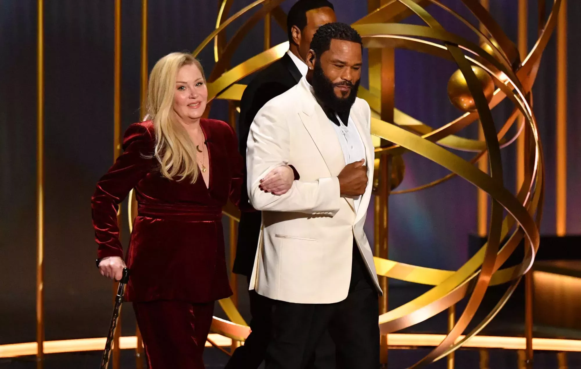 Christina Applegate sube al escenario de los Emmy con bastón tras ser diagnosticada de ...