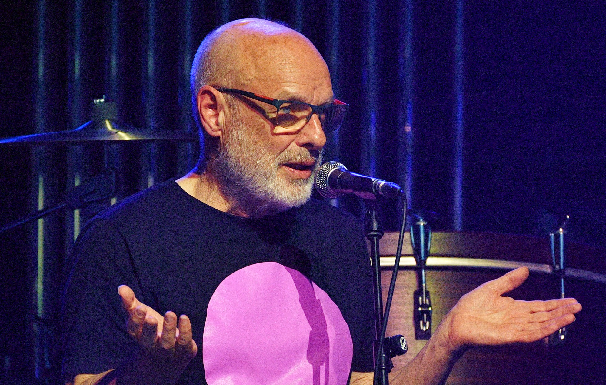Brian Eno anuncia la banda sonora del documental "Eno" y comparte un ...
