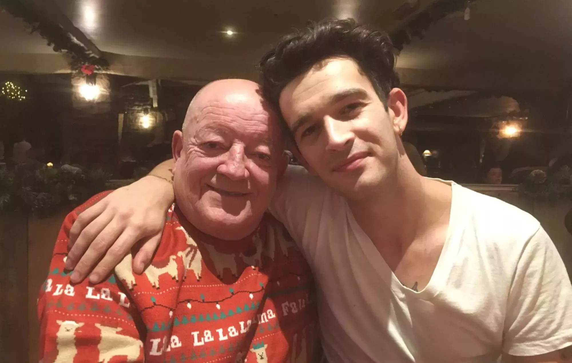 Tim Healy, estrella de "Benidorm", se une a The 1975 para cantar "All I ...