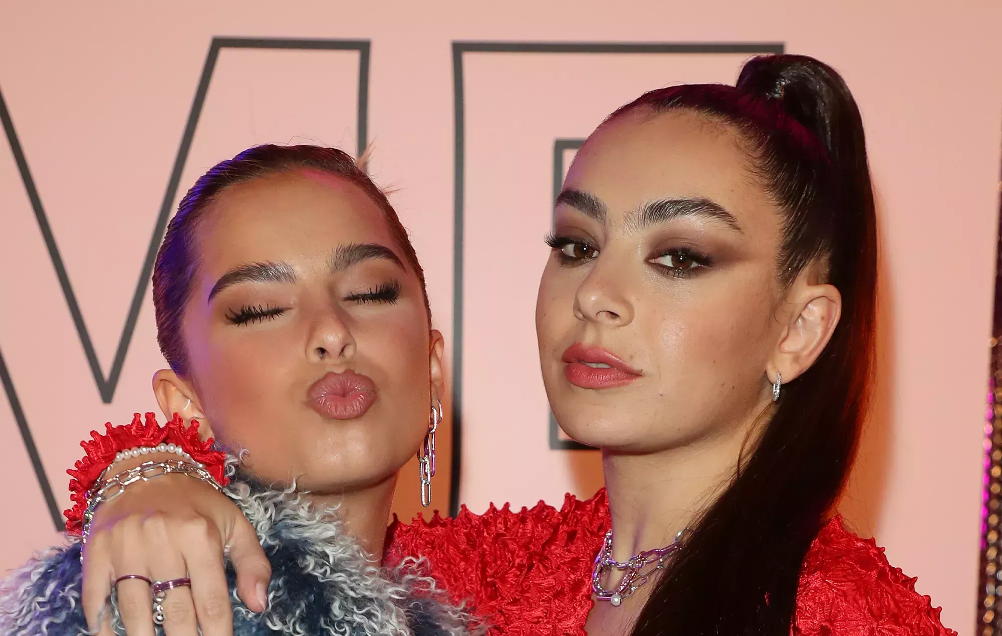 Charli XCX se une a Addison Rae y A.G. Cook en la remezcla de 'Von ...