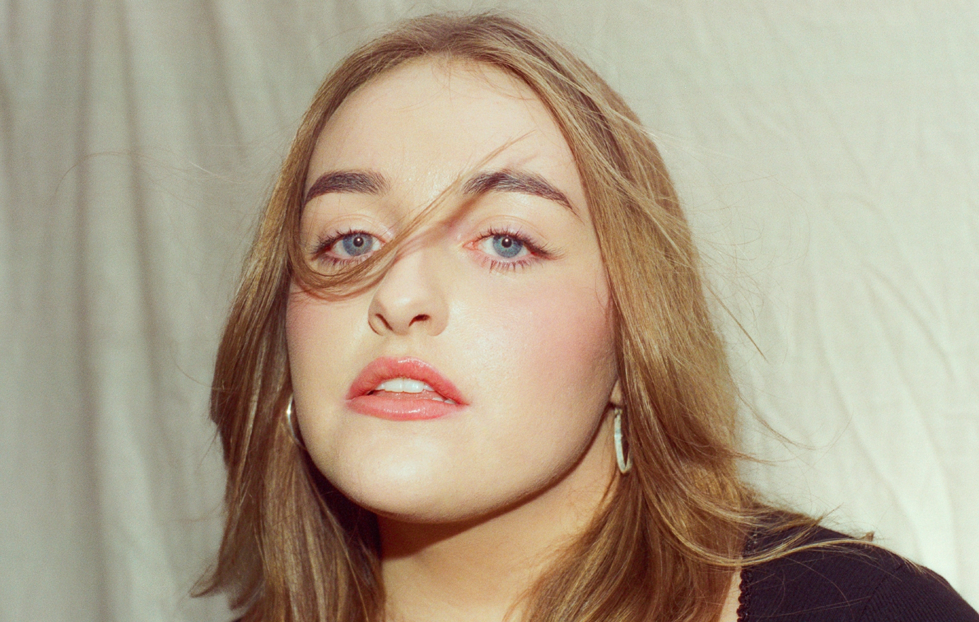 Escucha el melancólico nuevo single de Nell Mescal, "Warm Body". | Cultture