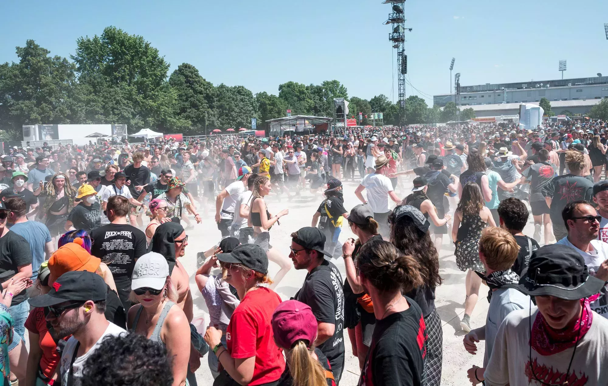 Un enorme festival de rock anuncia una zona designada para el moshing con "estilos de baile ...