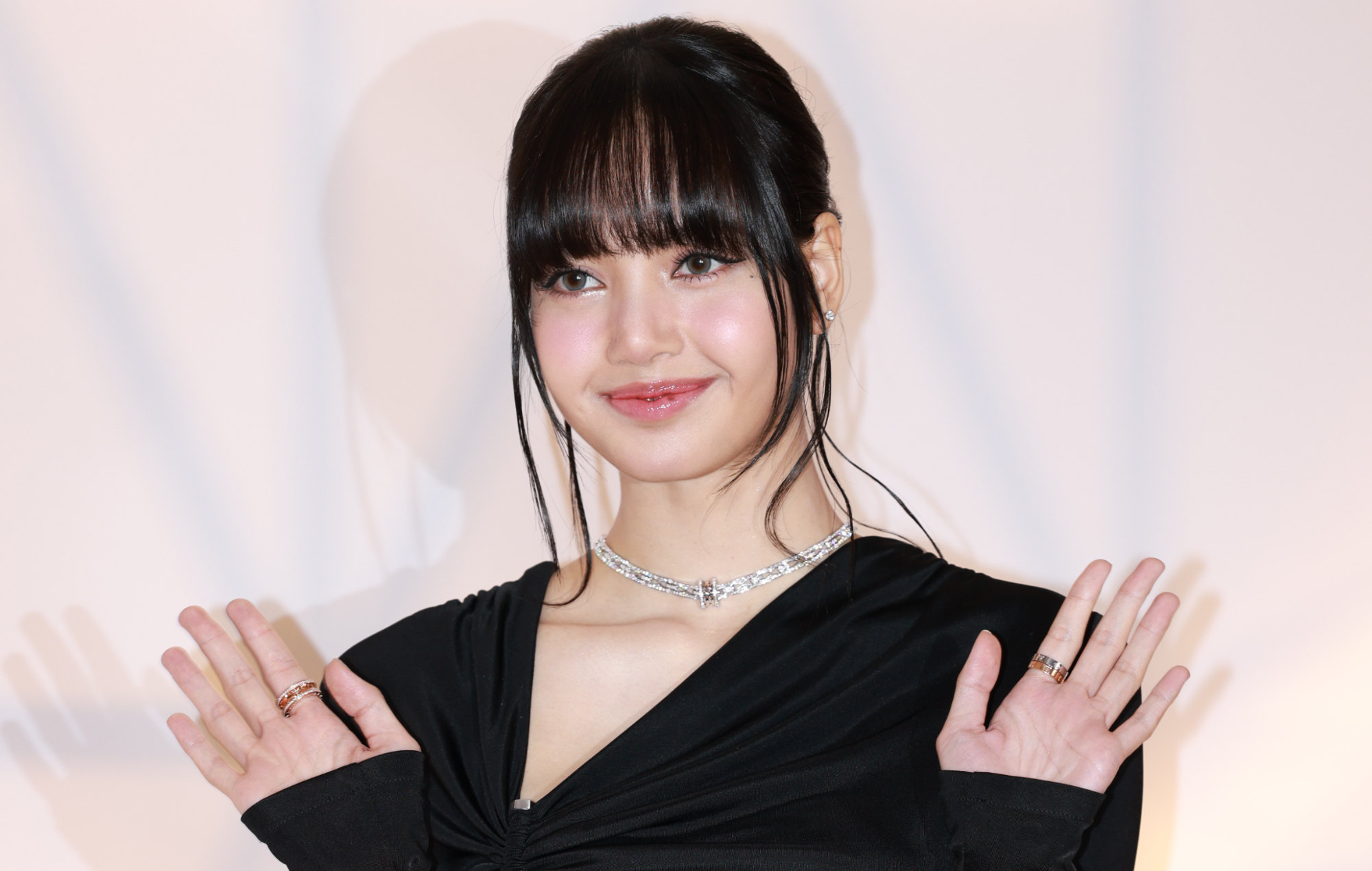 Lisa, de BLACKPINK, insinúa nueva música con teasers de "próximamente ...